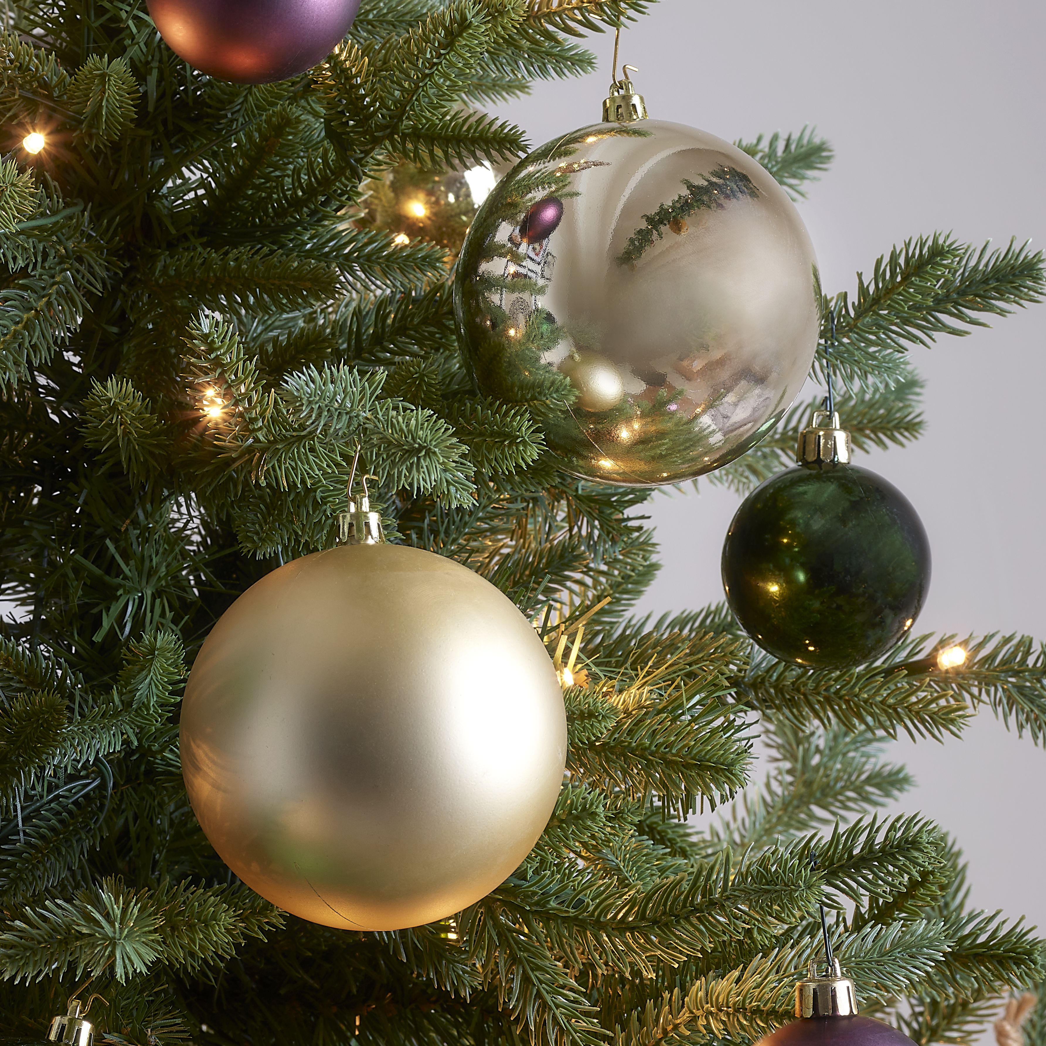 6ft Kabru Snowy Green Snow tipped effect Hinged Full Artificial ...