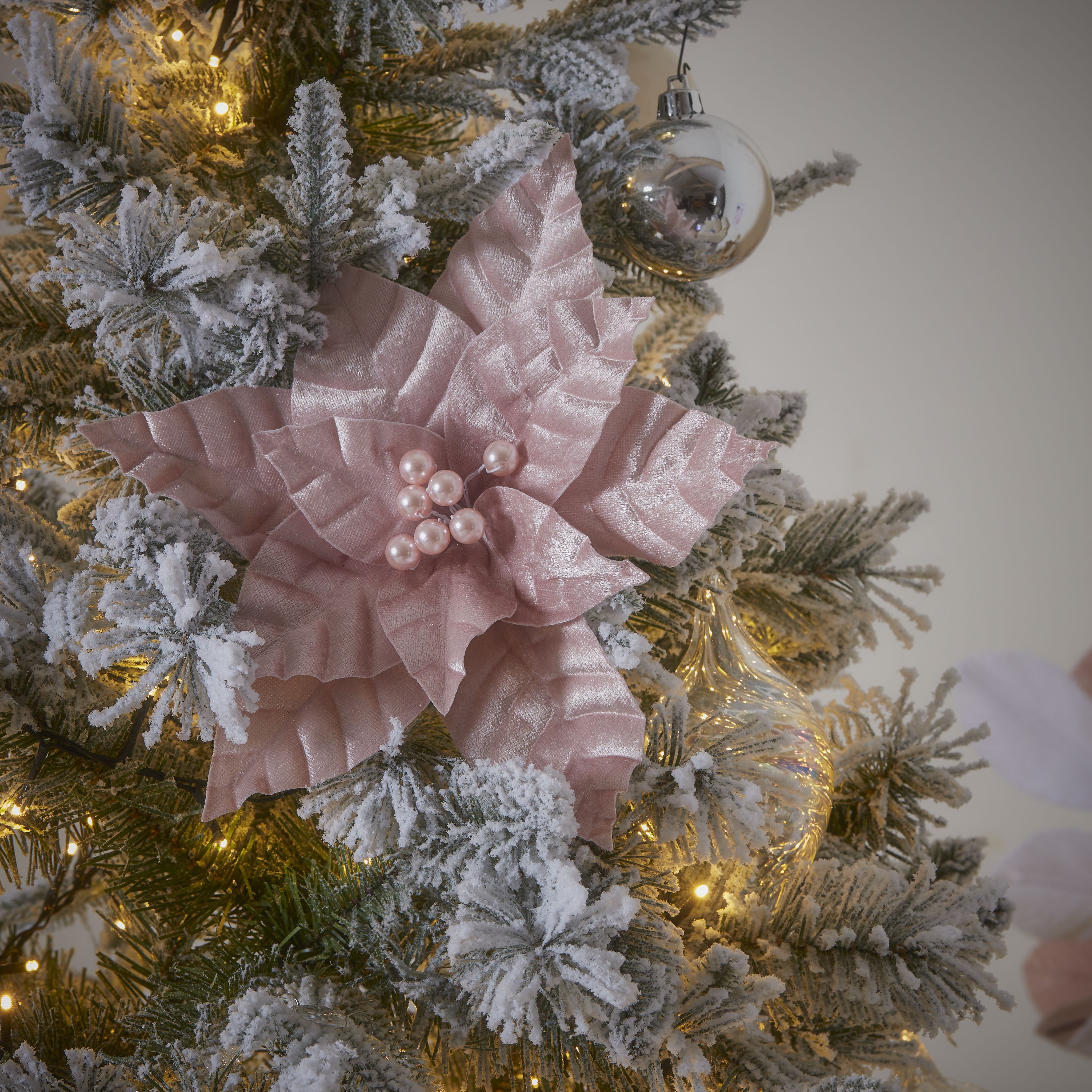 6ft Kabru Snowy Green Snow tipped effect Hinged Full Artificial ...