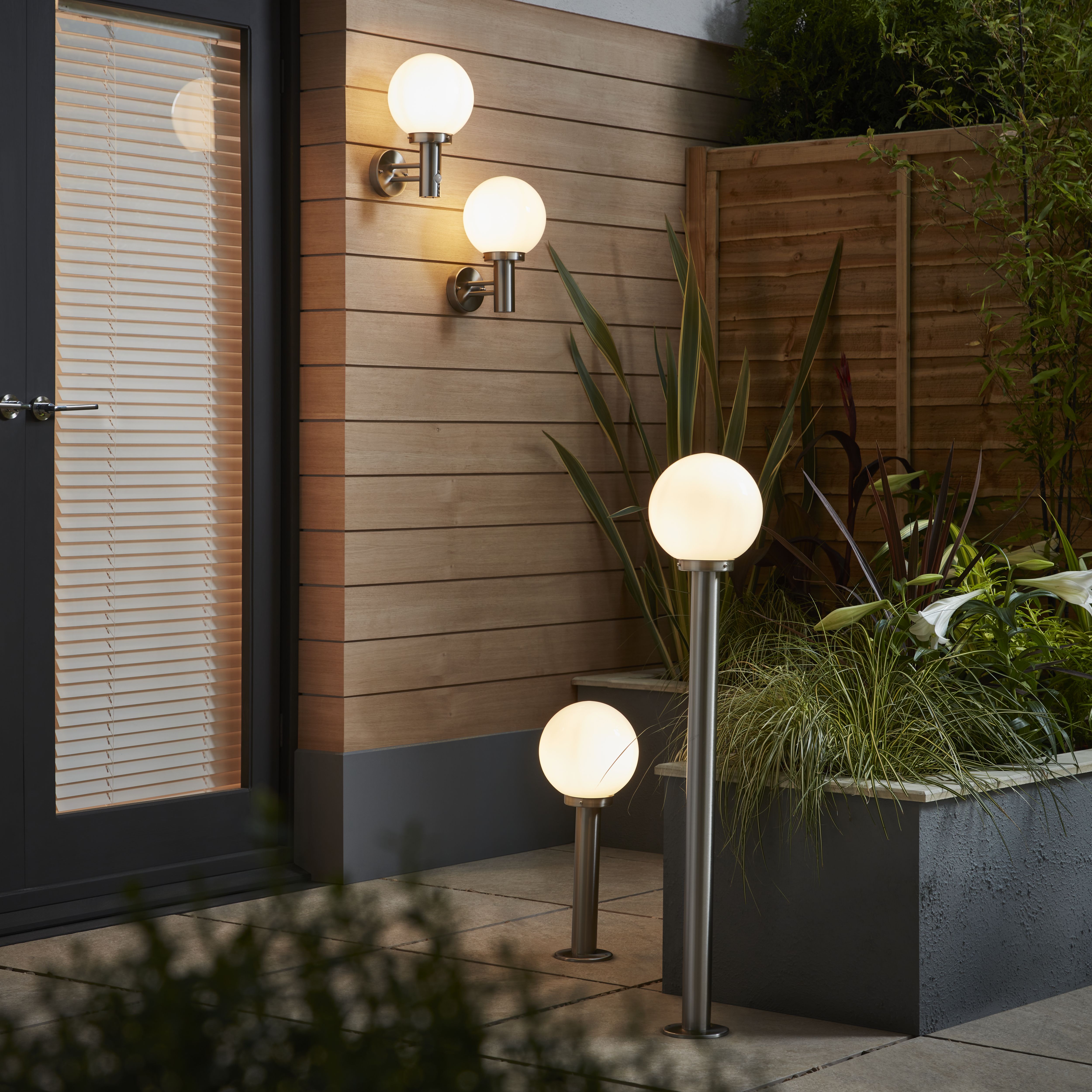 Blooma Sherbrooke Silver effect Mains-powered Halogen Outdoor Ball Wall ...