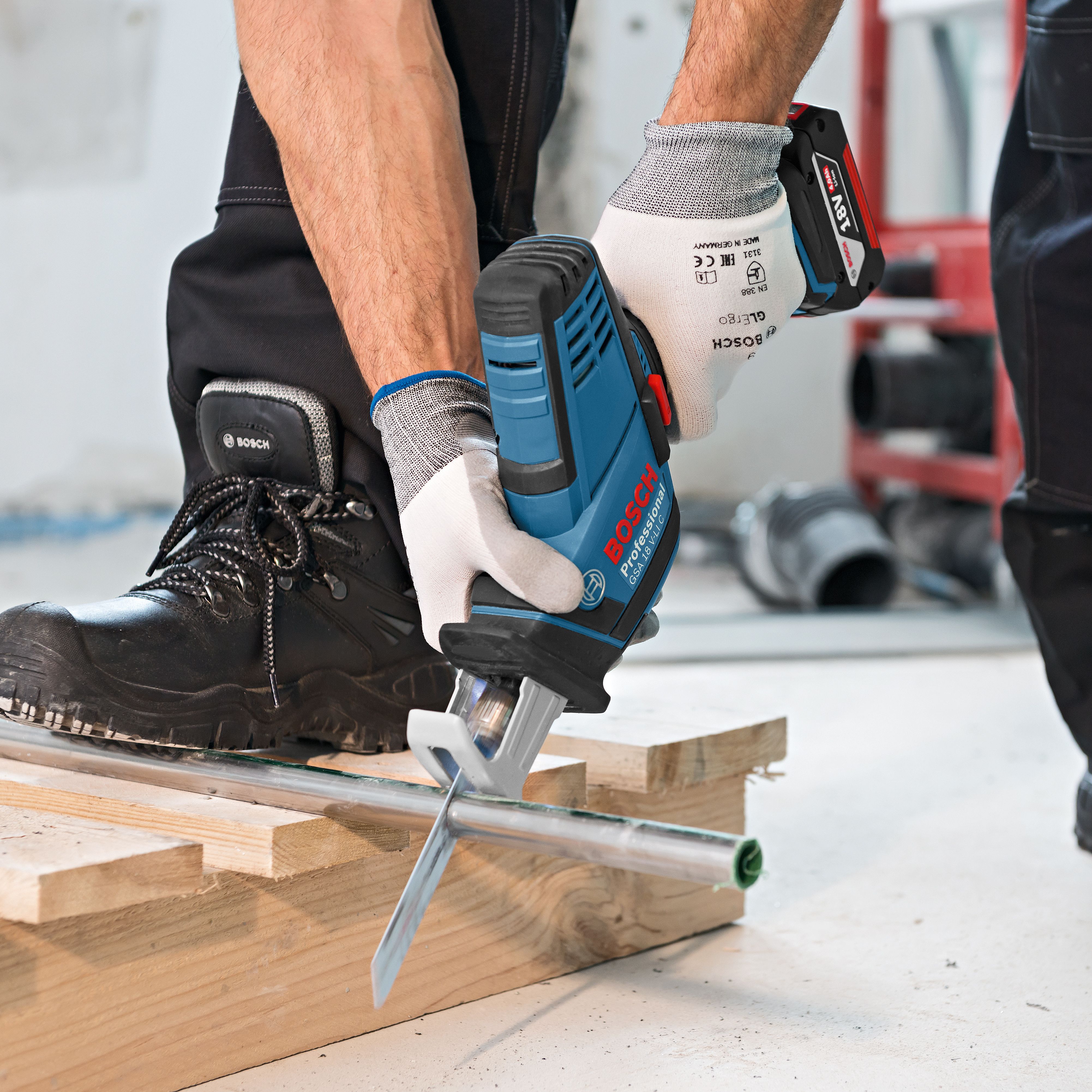 Bosch 18v reciprocating saw with battery store