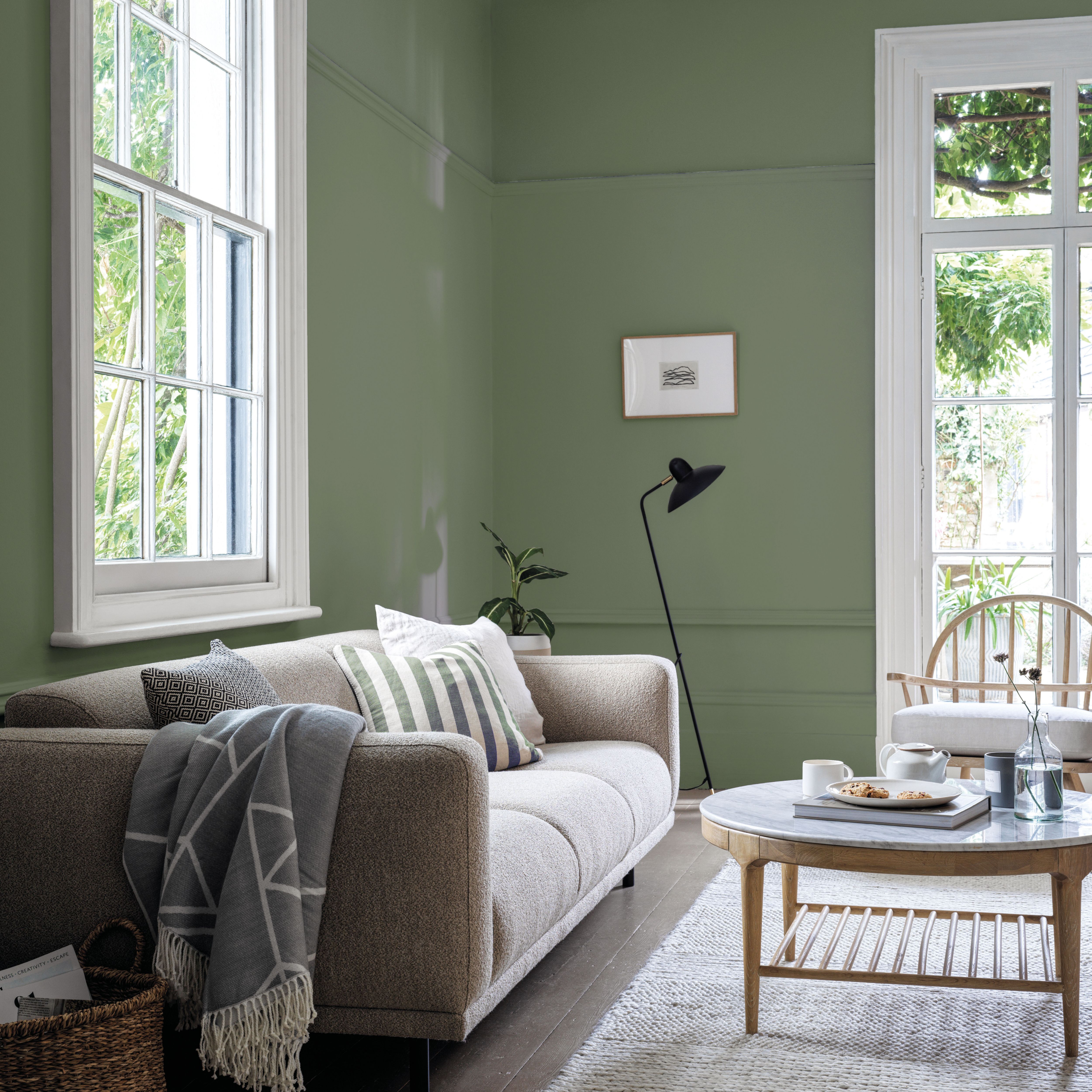 Crown Breatheasy Evergreen Echo Mid sheen Wall & ceiling Emulsion paint ...