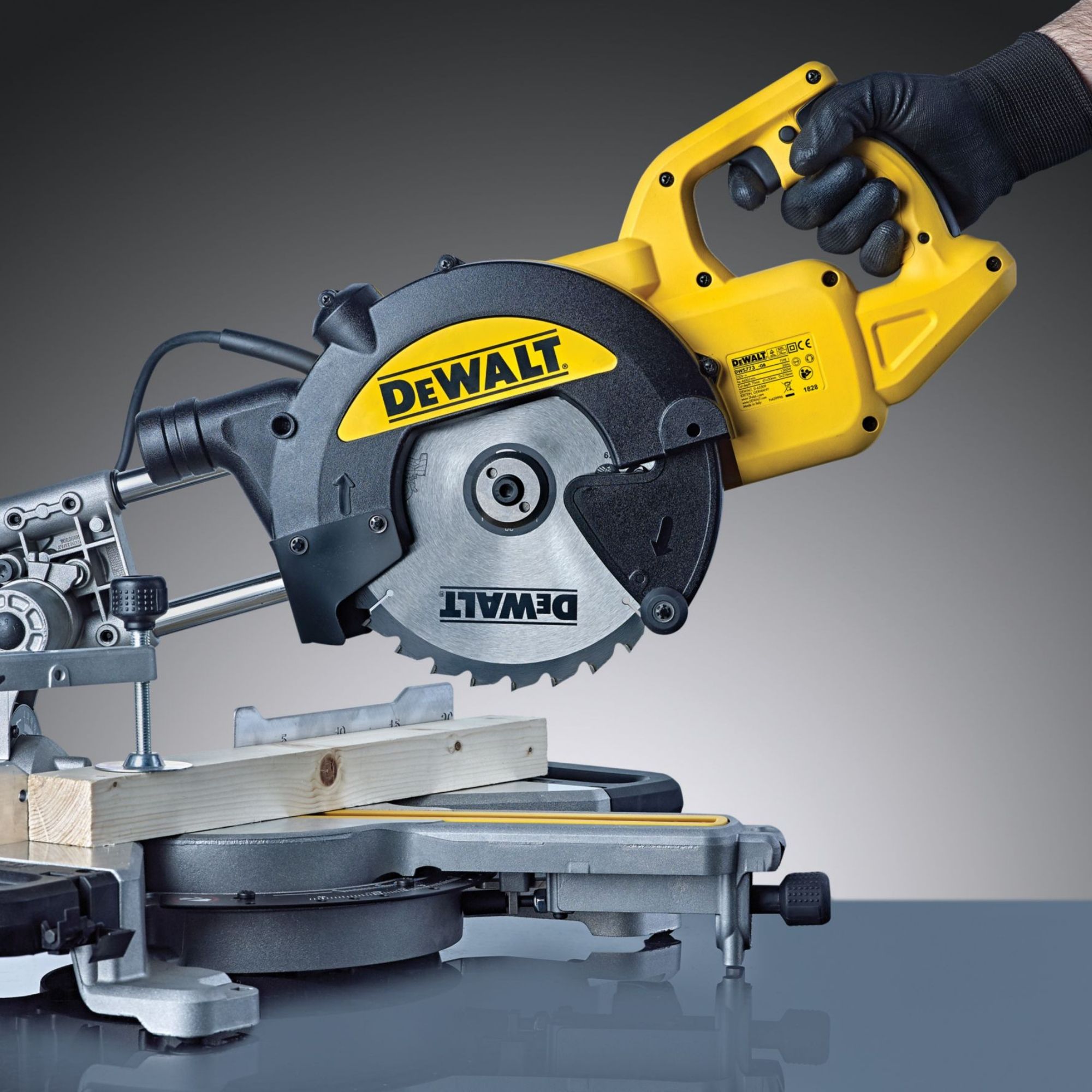 DeWalt 1300W 240V 216mm Corded Compound mitre saw DWS773-GB