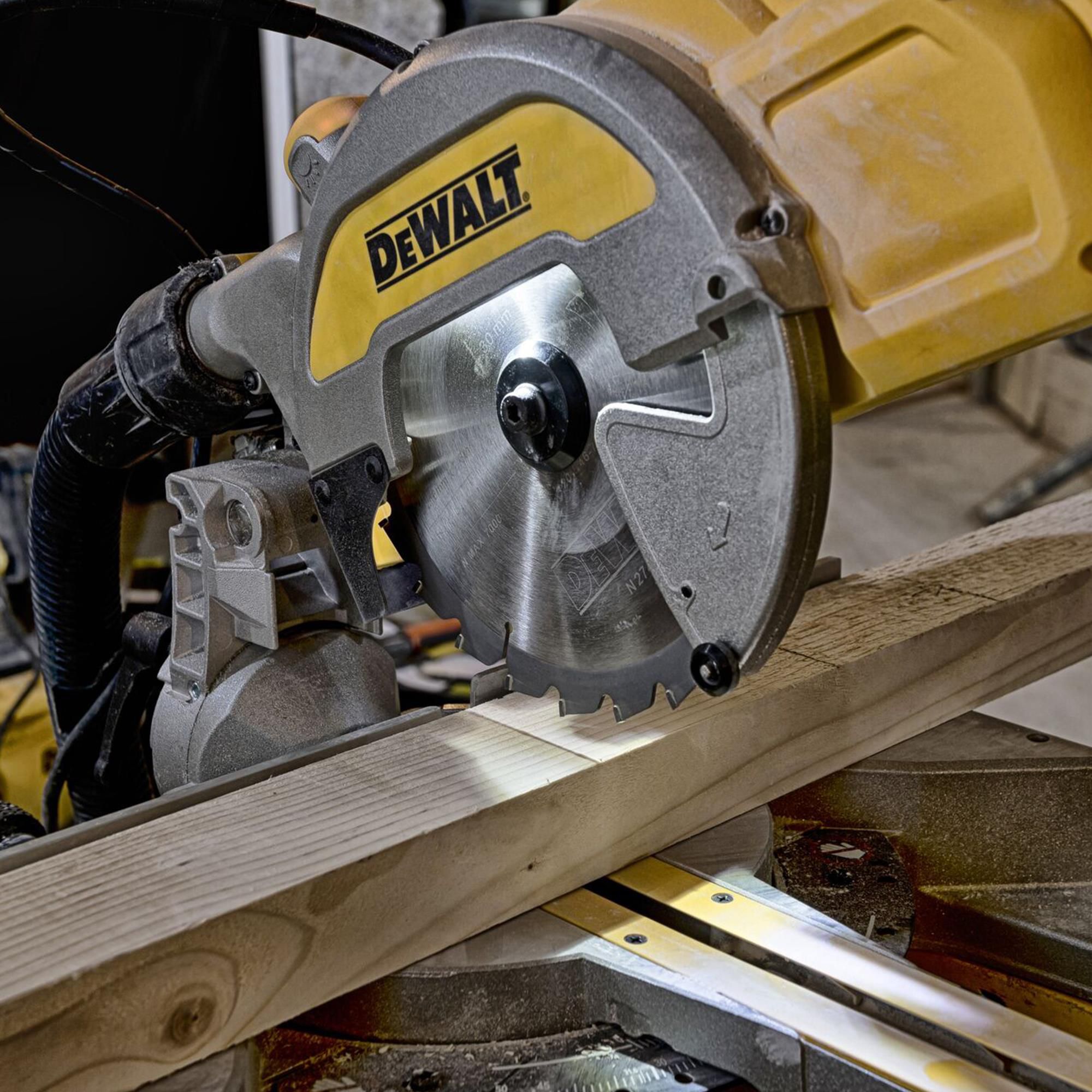 DeWalt 1850W 240V 216mm Corded Compound mitre saw DWS777 GB