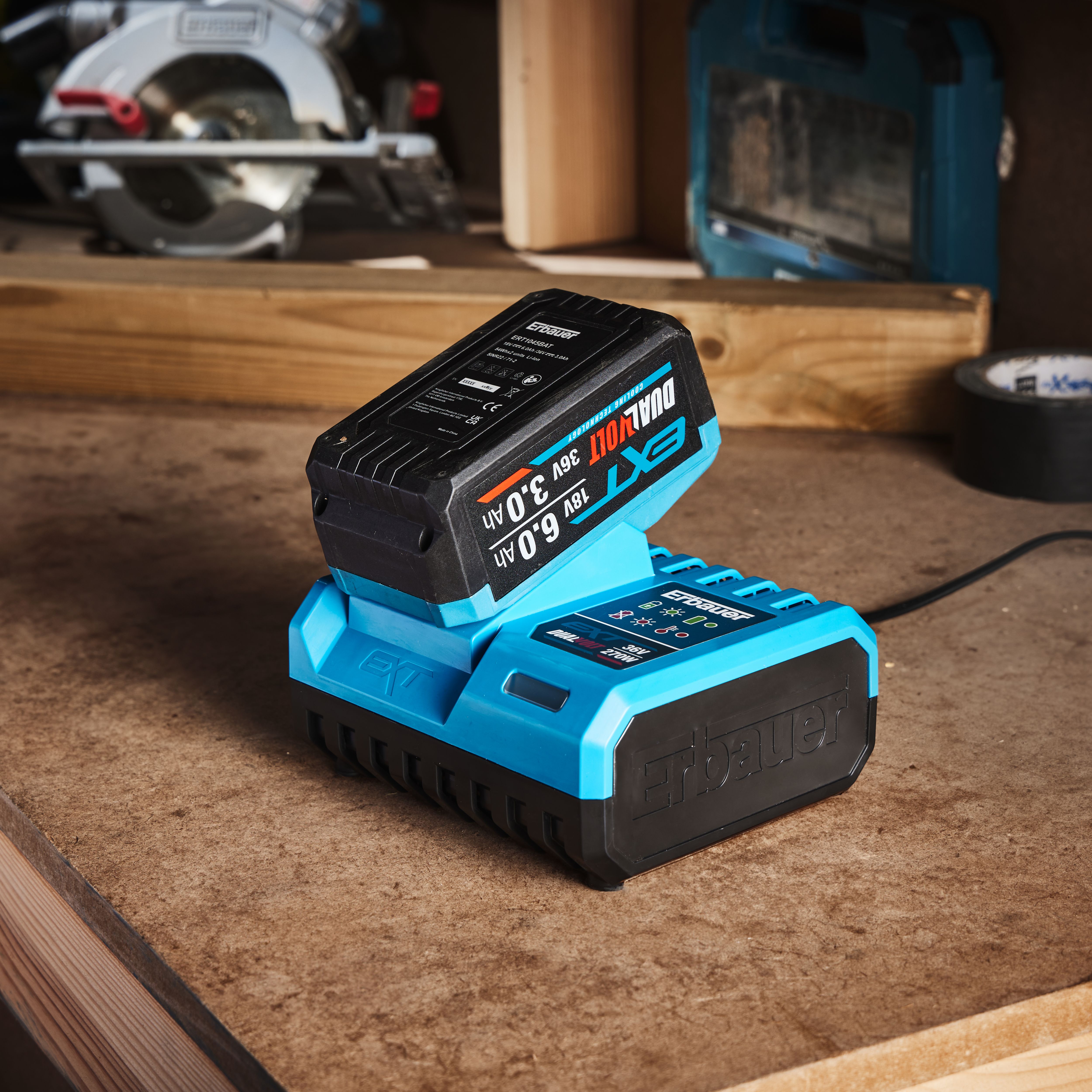 Erbauer 220-240V Battery charger with batteries