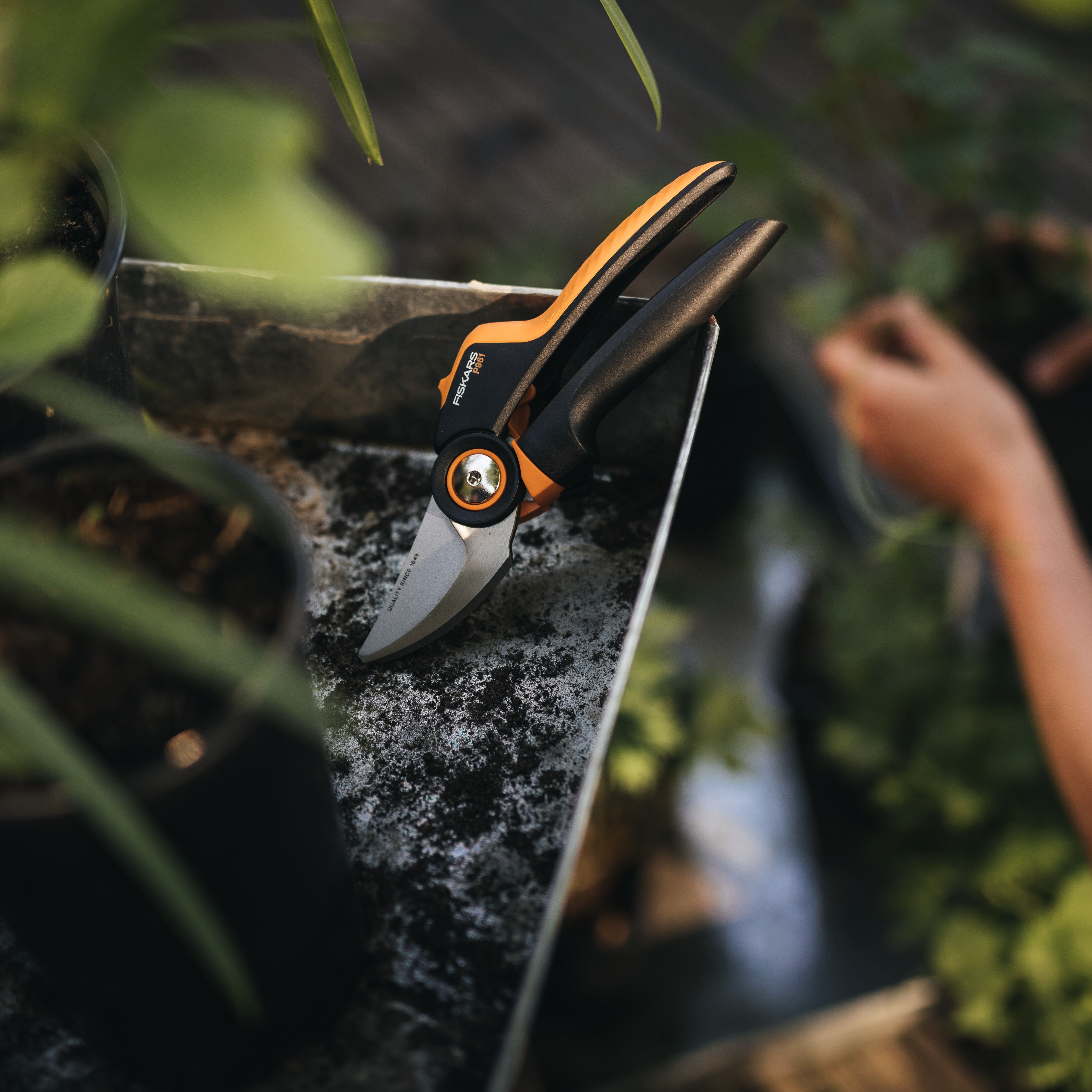 FISKARS SOLID BLACK & ORANGE SCISSOR SECATEURS