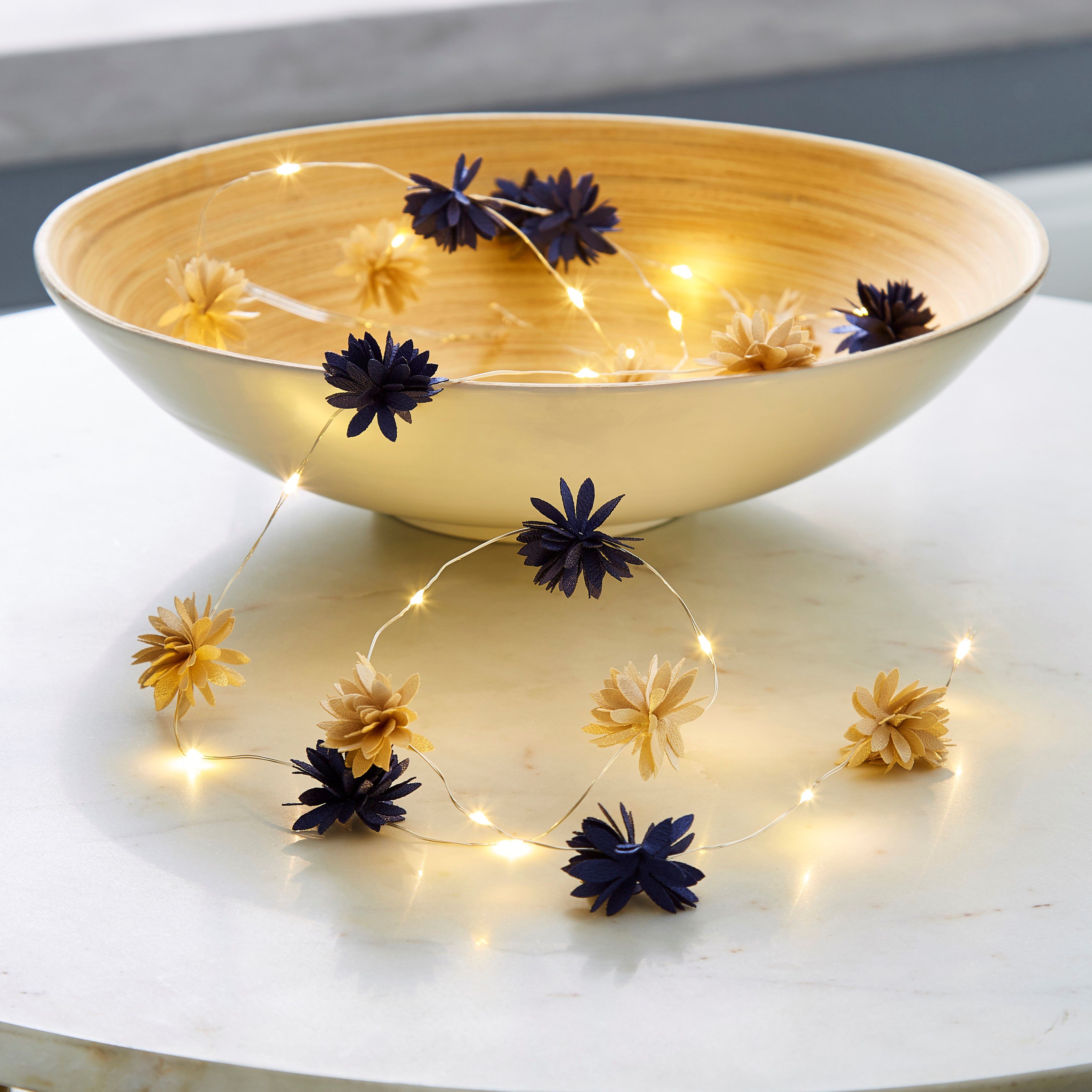 Floral Battery-powered Warm white 10 LED Indoor Blue & white String lights