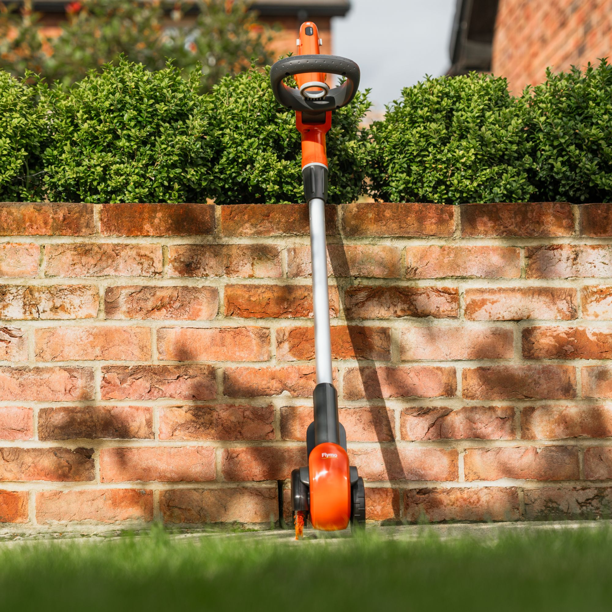 Flymo Easi Cordless Weeding brush 2Ah