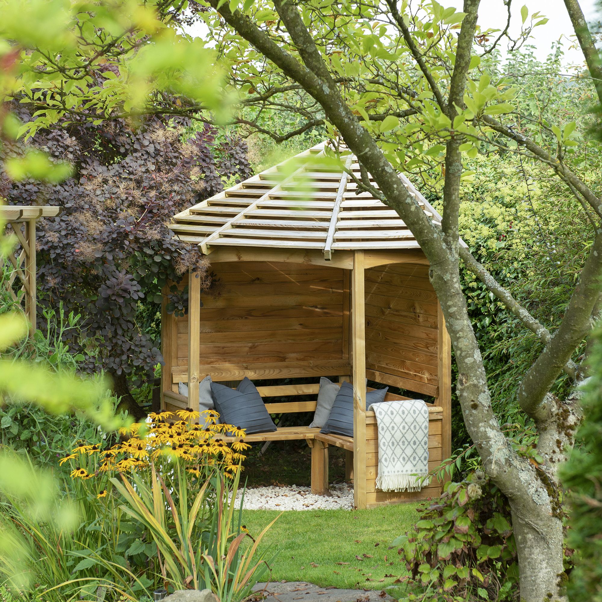 Forest Garden Venetian Corner Arbour, (H)2500mm (W)2330mm (D)1610mm ...