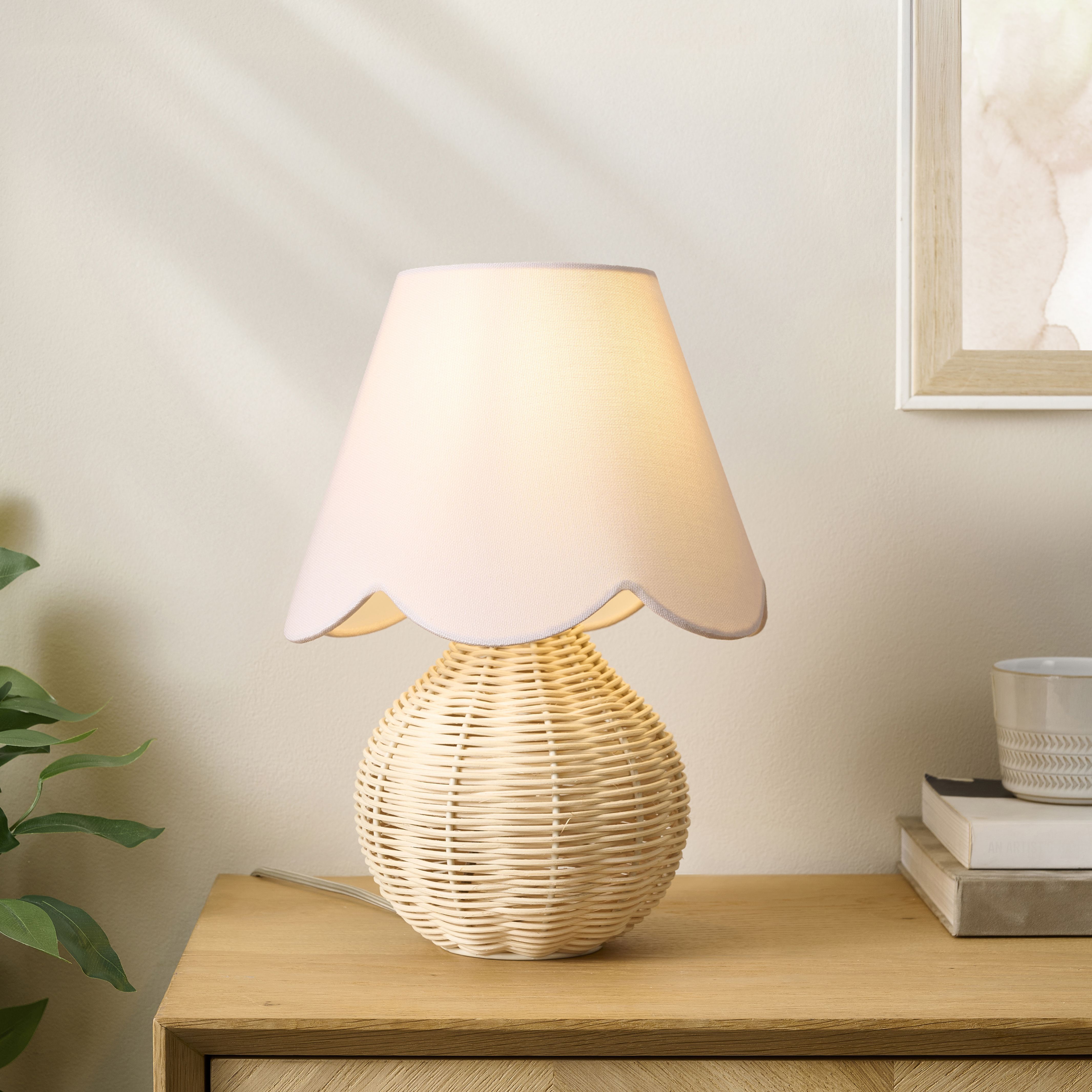 Harbour Studio Carnival Scalloped Round Matt Ivory Table lamp