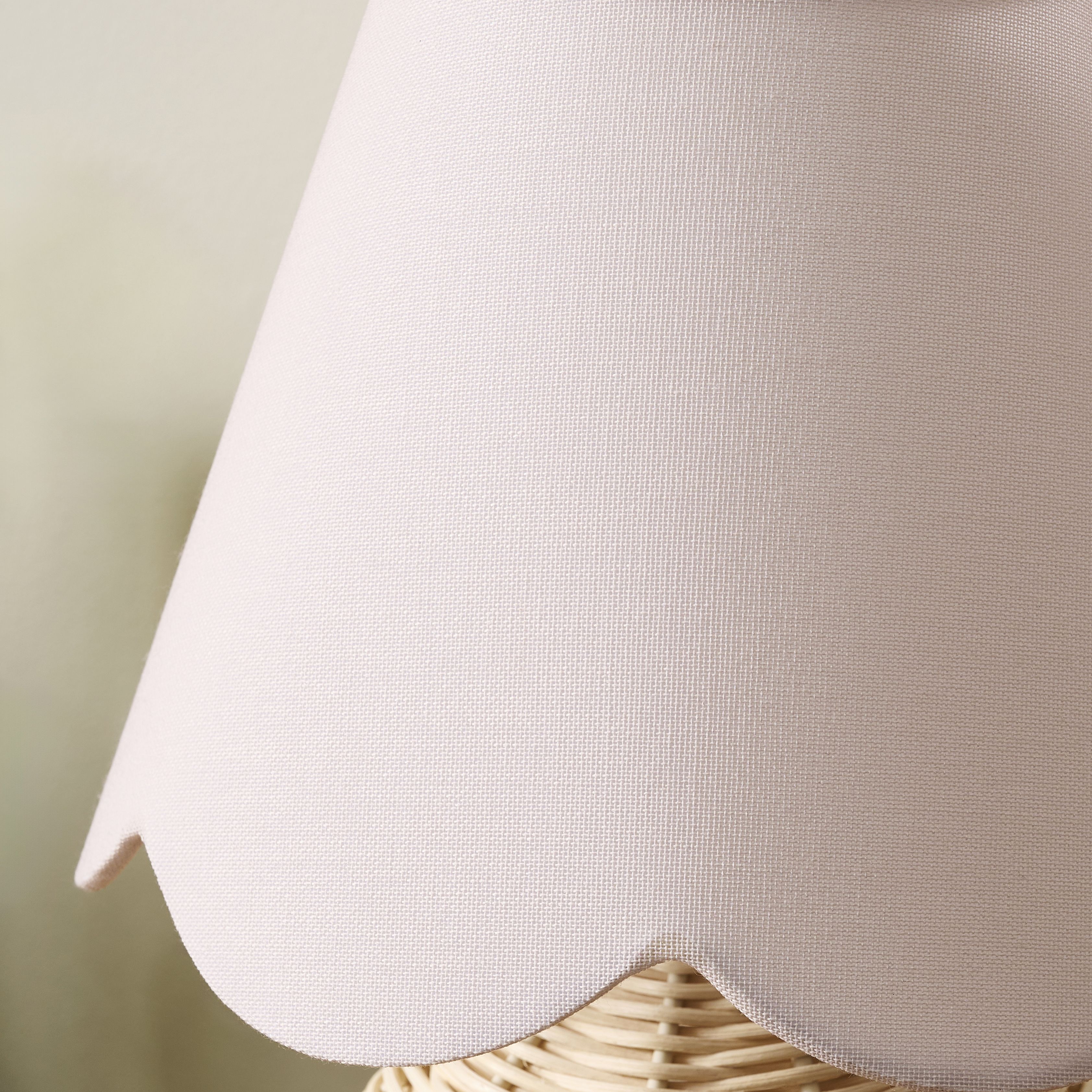 Harbour Studio Carnival Scalloped Round Matt Ivory Table lamp