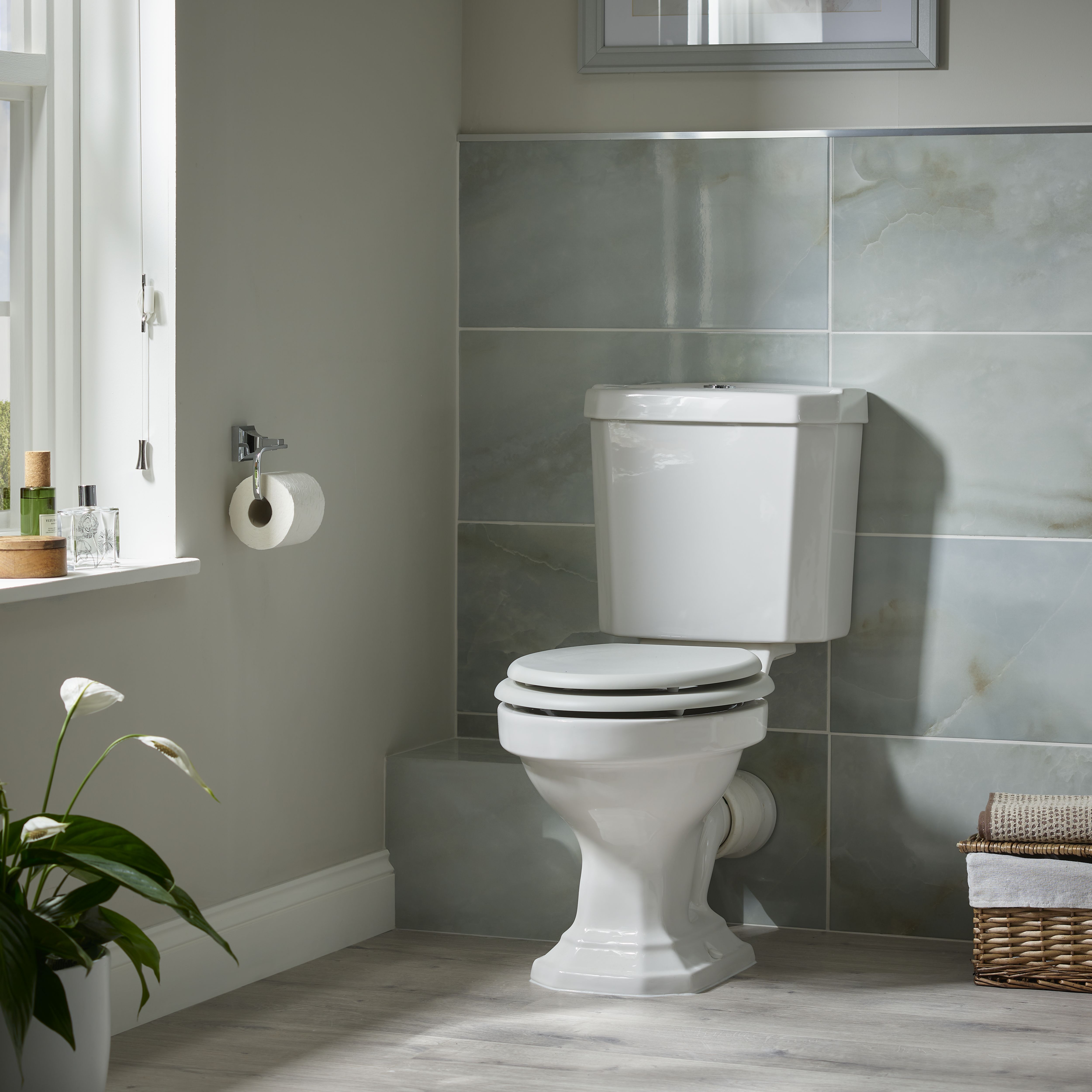 Heritage Upperton White Close-coupled Toilet with Soft close seat ...