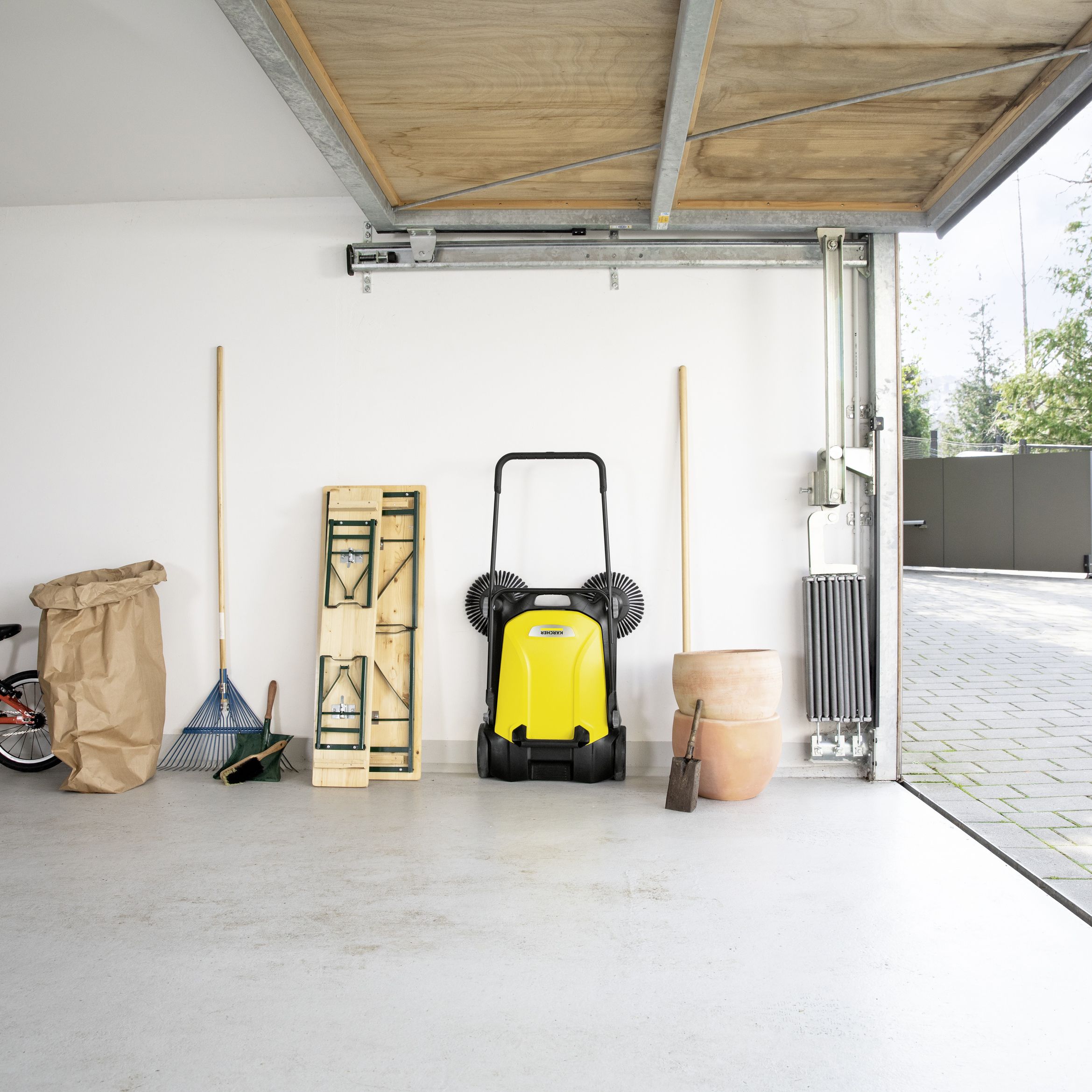Kärcher S4 Twin Cordless Yellow Floor sweeper