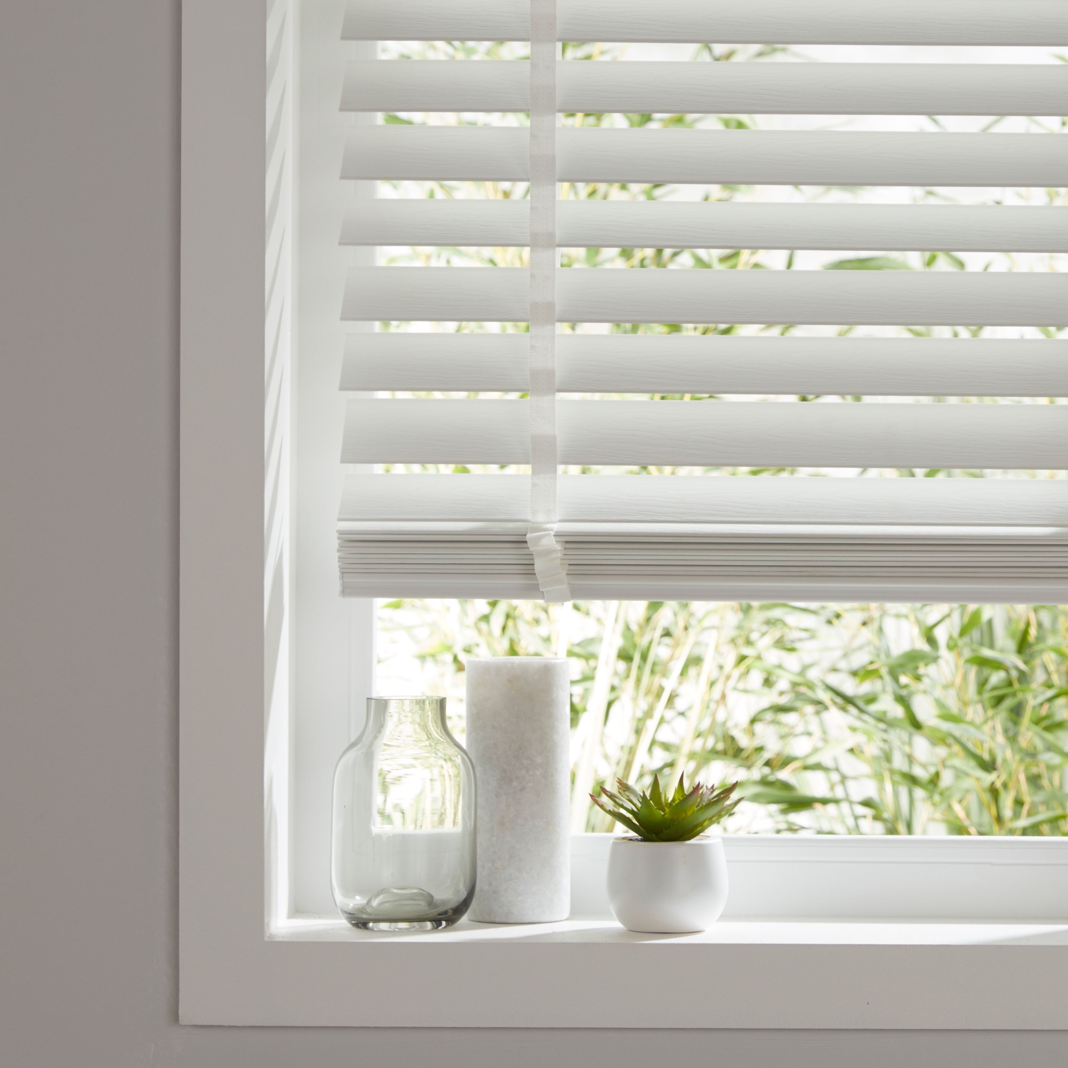 Lone White Woodgrain effect PVC Venetian Blind W 180cm L 180cm