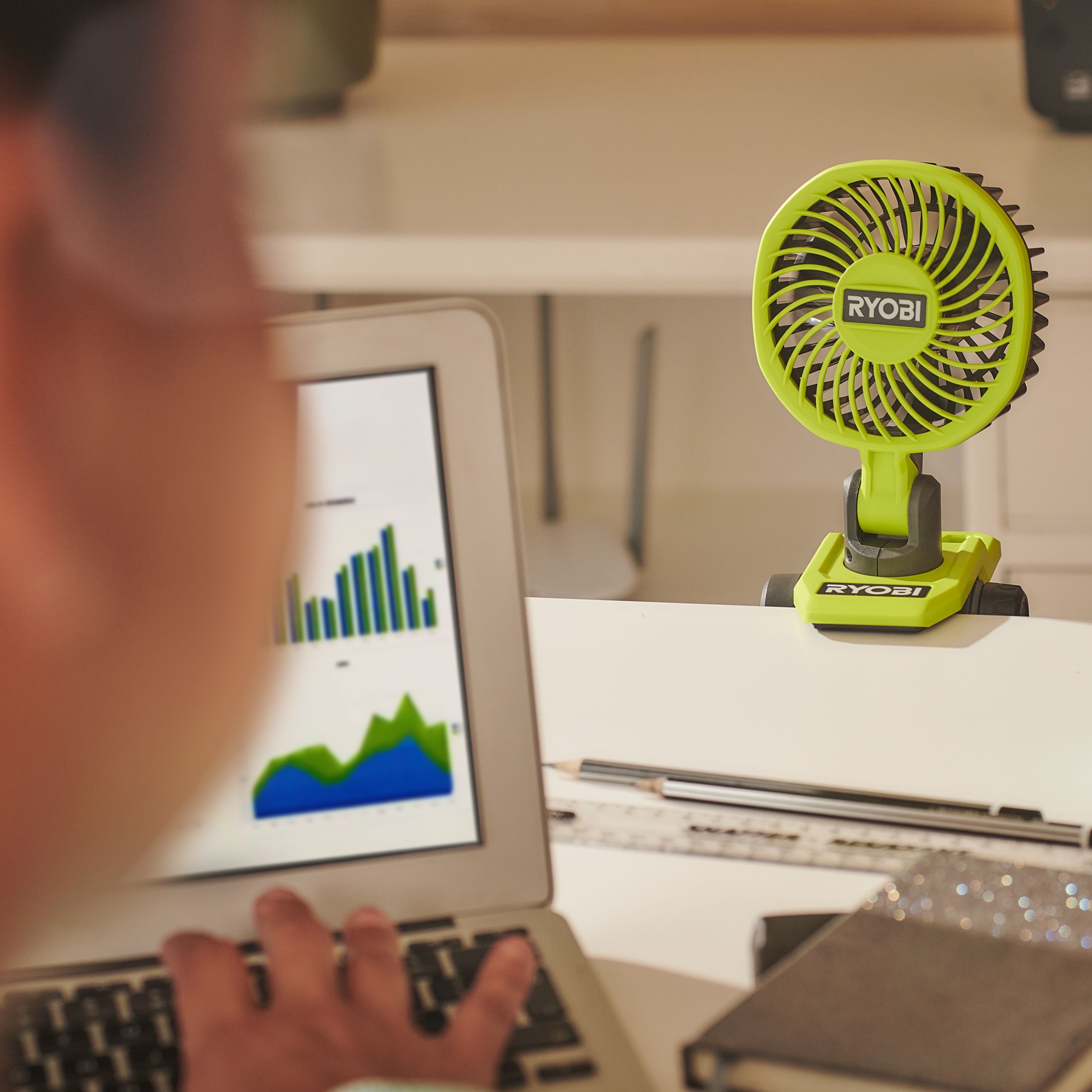 Ryobi RCF4-0 Desk fan