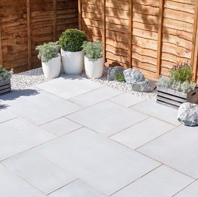 Sawn natural sandstone Silver grey Paving set 15.3m² | DIY at B&Q