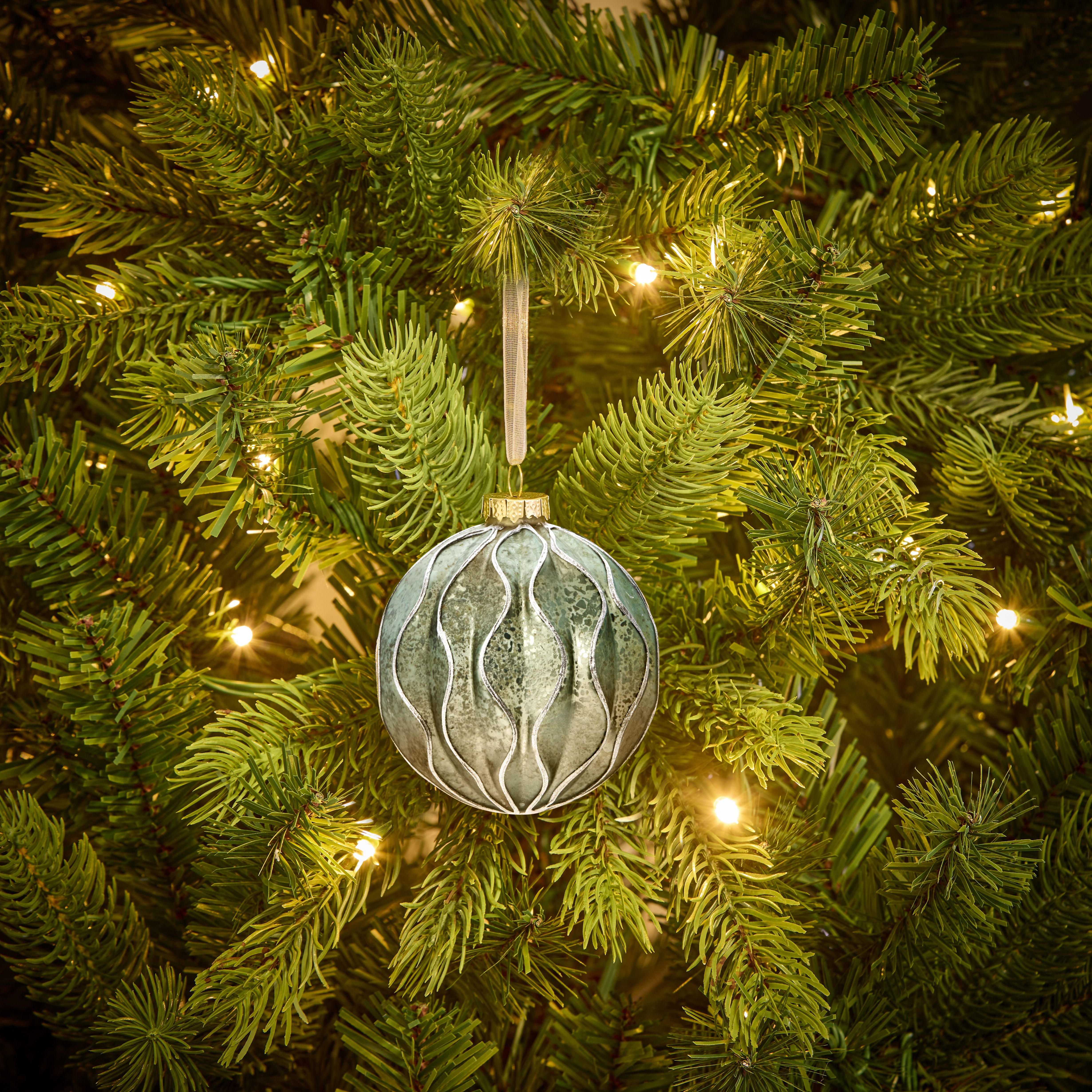 Textured Glass Bauble (D) 80mm - Light green