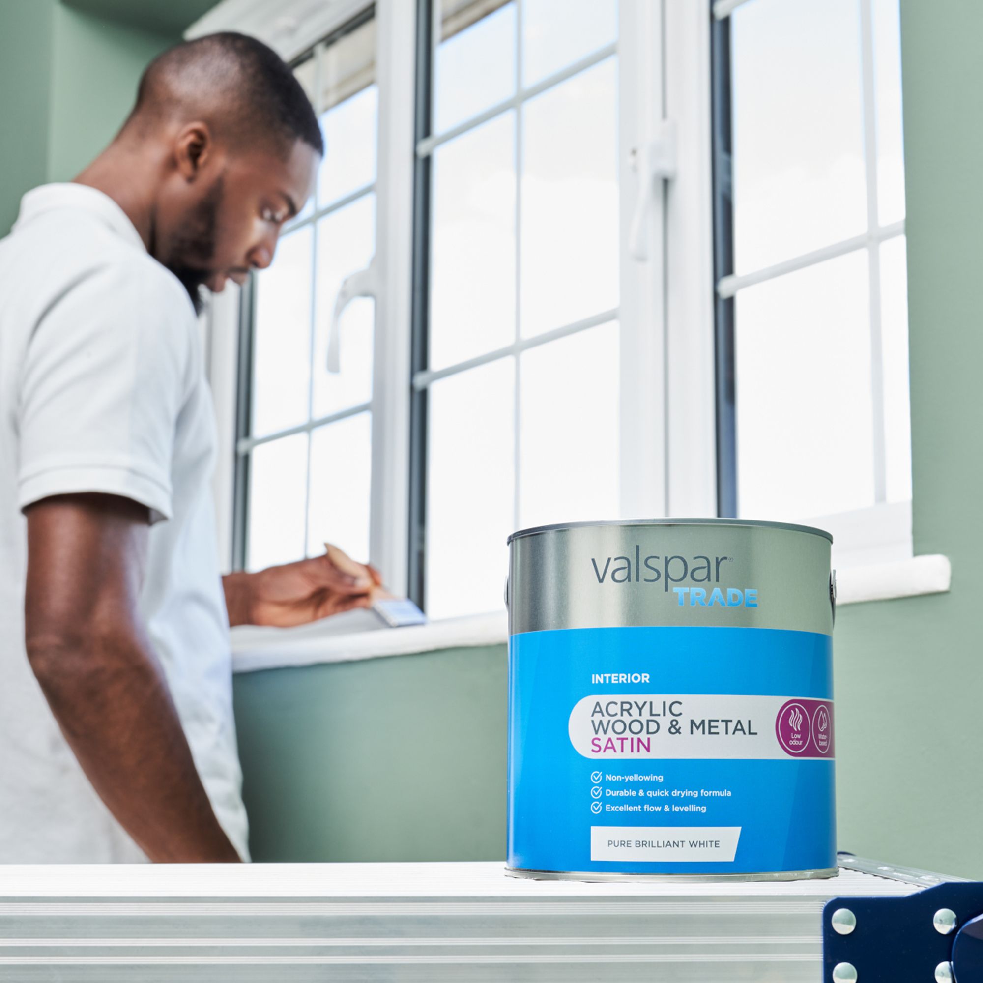 Valspar Trade Wood & Metal Pure brilliant white Eggshell Metal & wood ...