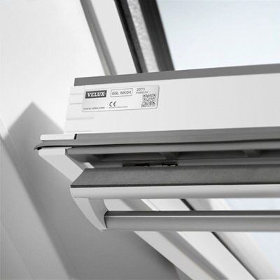 Velux White Timber Centre pivot Roof window, (H)1340mm (W)980mm