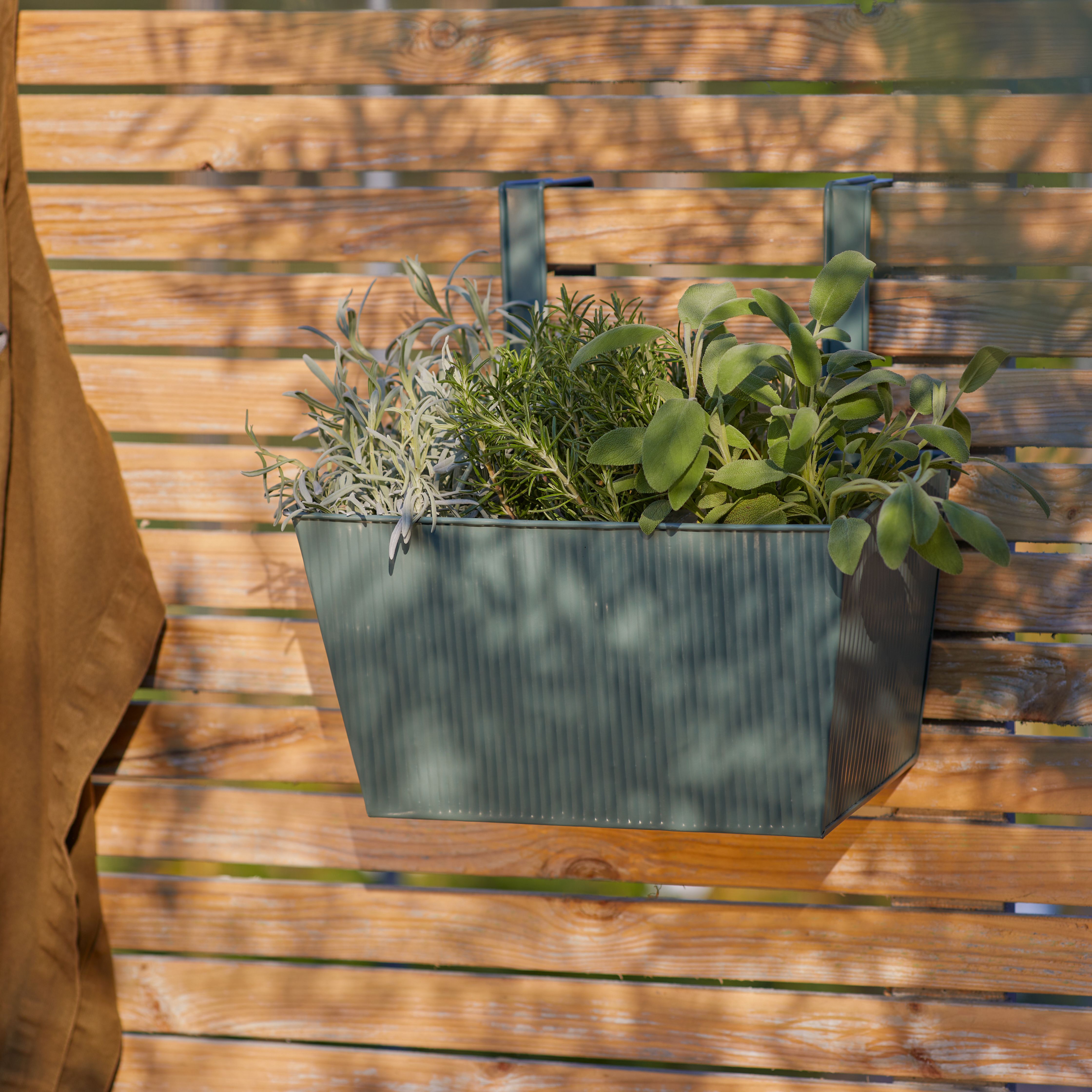 Verve 4L Green Metal Rectangular Trough (H)20cm (W)20cm (D)34cm