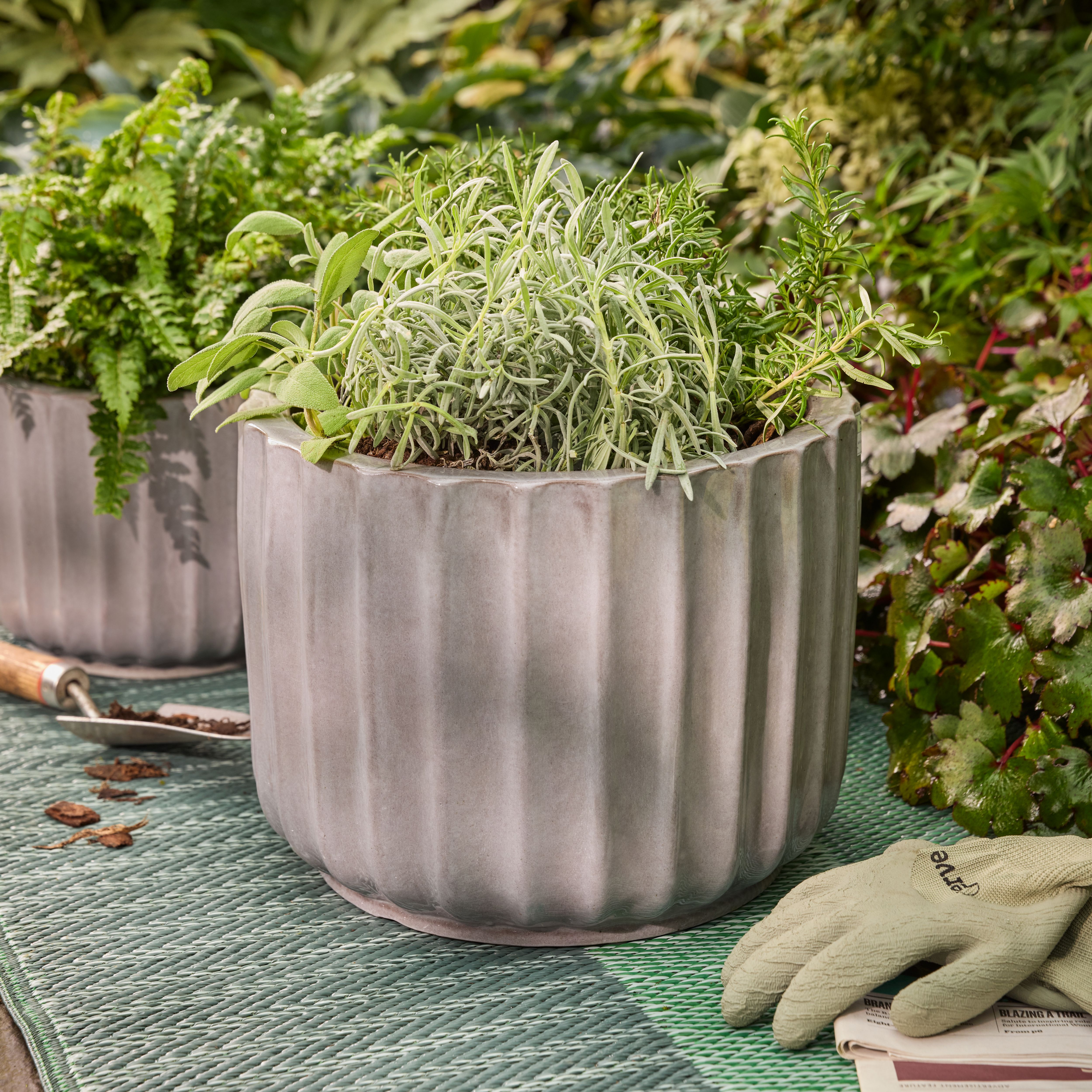 Verve Grey Ribbed Clay Plant pot (Dia) 35.5cm, (H)28cm