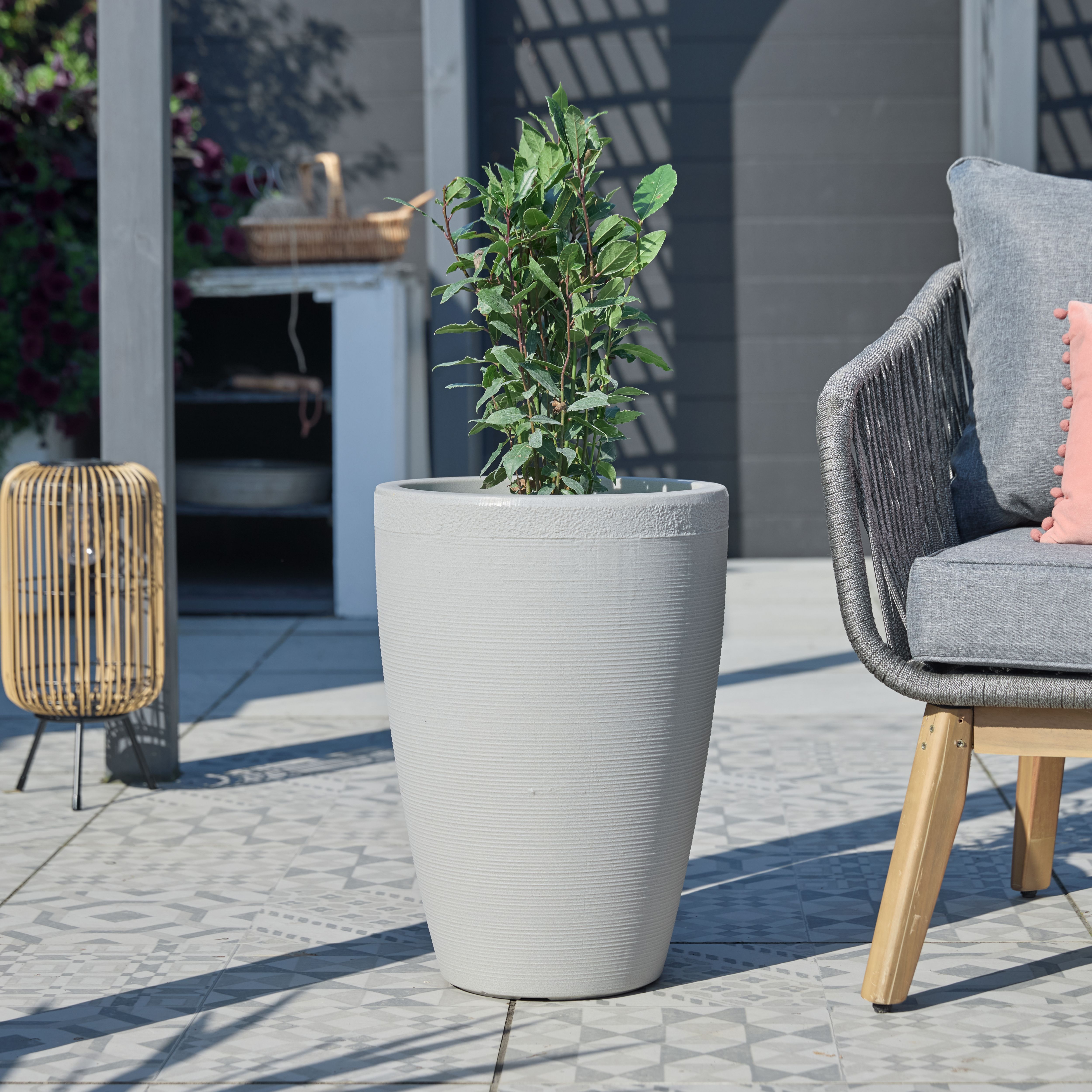 Verve Taupe Stone effect Tall Ridged Planter Plastic Plant pot (Dia ...