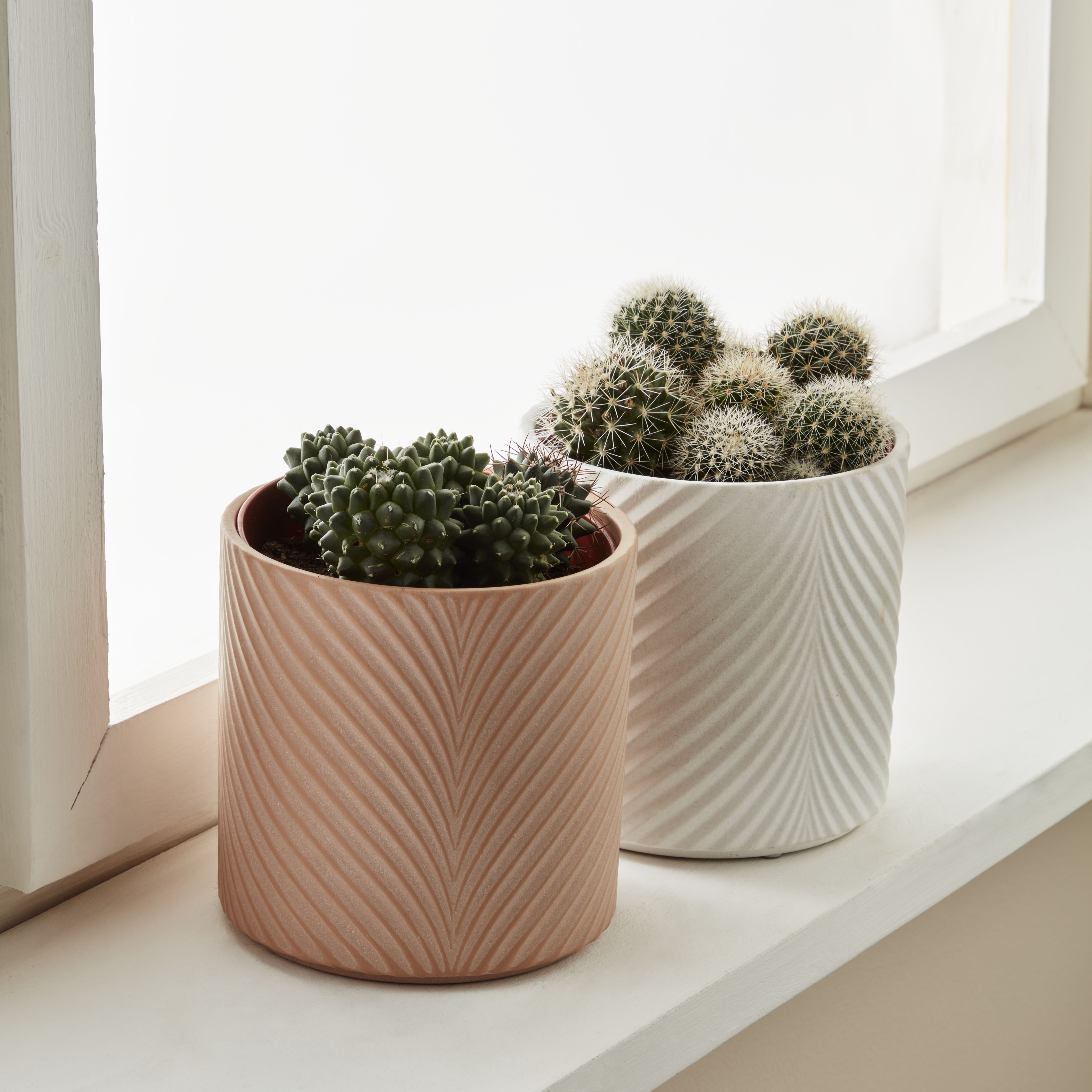 Verve White Wave Ceramic Plant pot (Dia) 13cm, (H)13cm