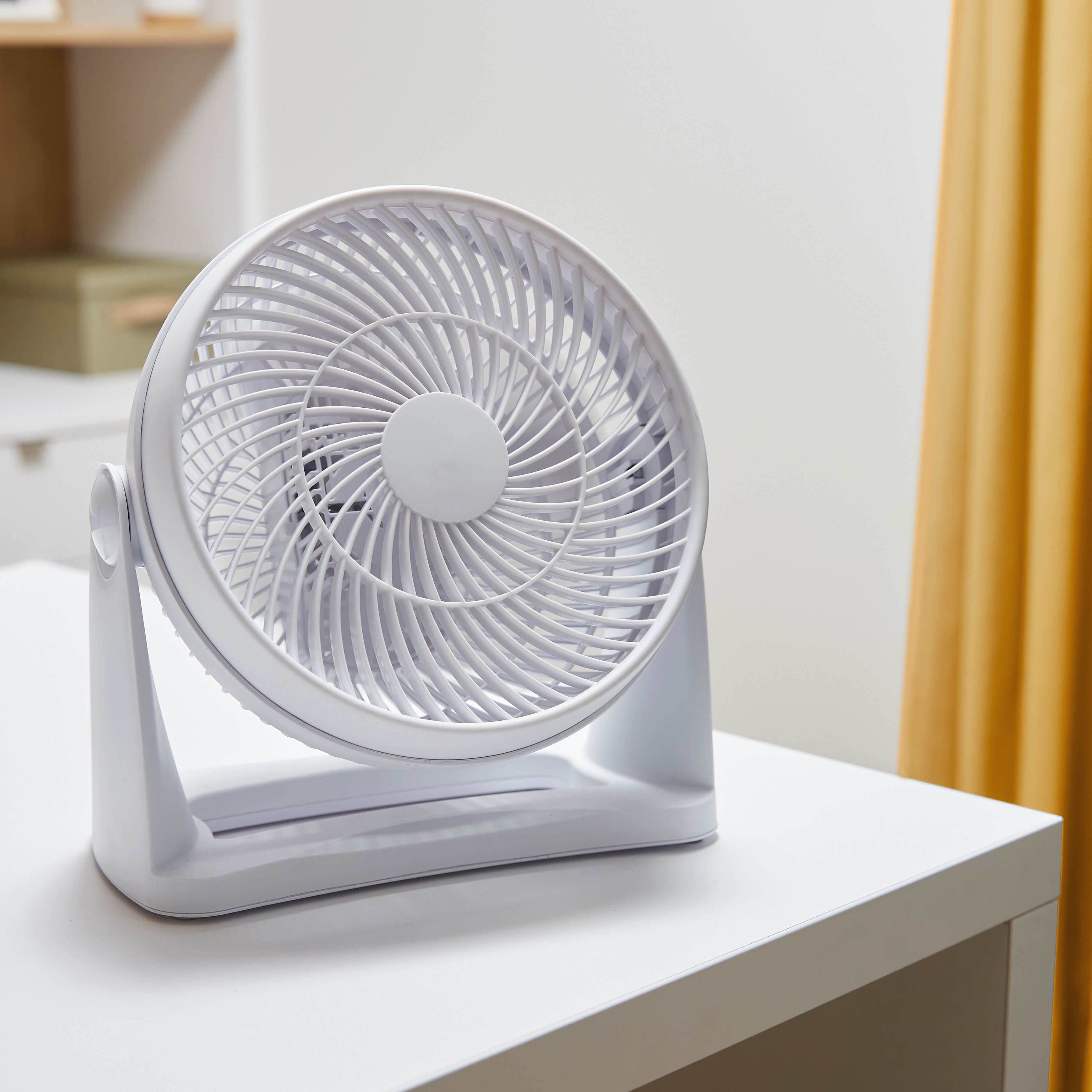 White 7" 21W 220-240V 3-speed 90° tilt Desk fan