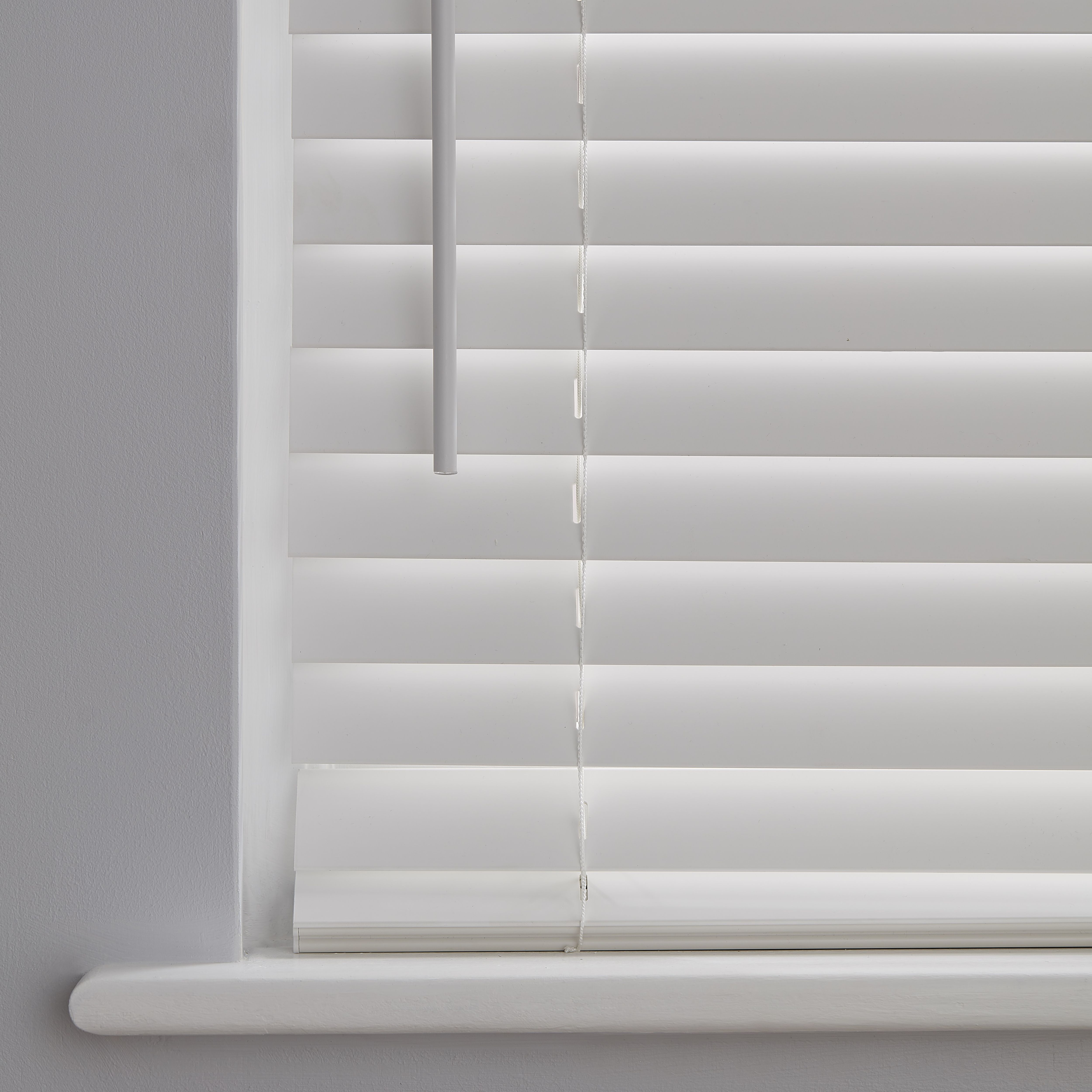 White Woodgrain effect PVC Venetian Blind (W)90cm (L)180cm