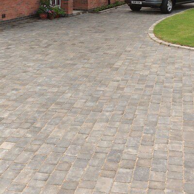 Woburn rumbled Cream Block paving (L)100mm (W)134mm, Pack of 672 | DIY ...
