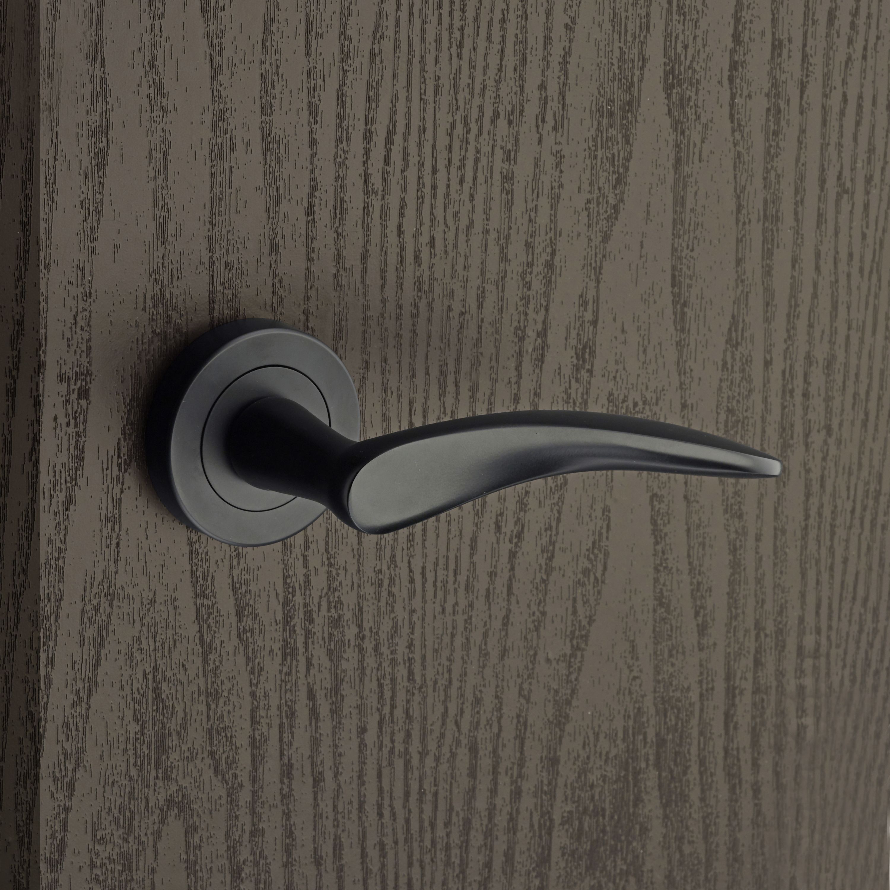 Yale Black Zinc alloy Lever Door handle (L)124mm (D)70mm, Set
