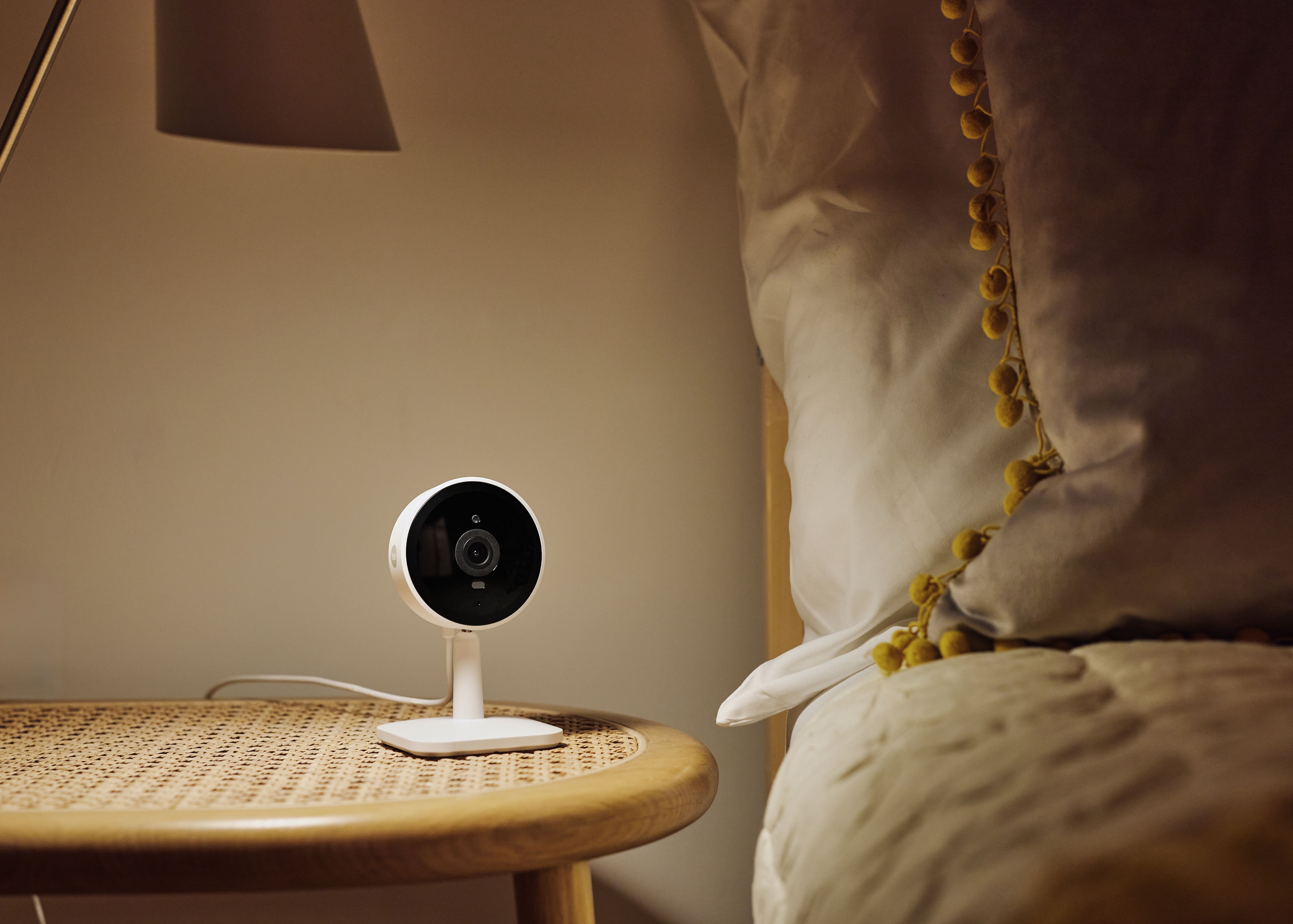 Yale Home Wireless Indoor Swivel & tilt Smart camera - White & black