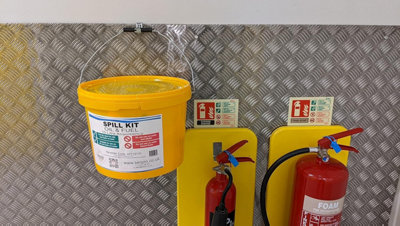 10 Litre Oil and Fuel Spill Kit in a Plastic Tub