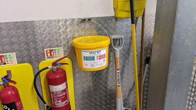 10 Litre Oil and Fuel Spill Kit in a Plastic Tub