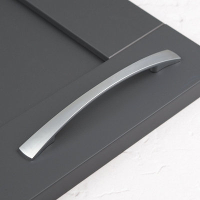 128mm Matt Chrome Splayed Ends Bow Handle | DIY at B&Q