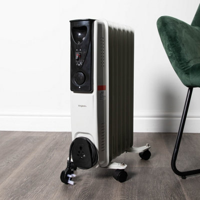 1500w 1.5kw 7 Fin Oil Filled Radiator / Heater with Thermostat | DIY at B&Q