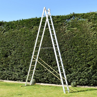 16-Rung Trade Master Pro 2 Section Combination Ladder | DIY at B&Q