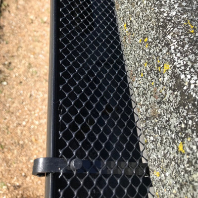 18 Metres Gutter Net Protection Mesh Guard with 45 Fixing Clips