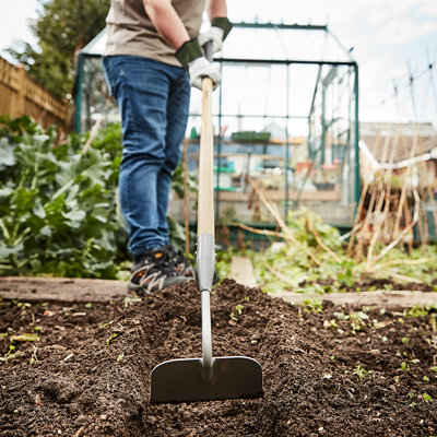 B and q garden tools store