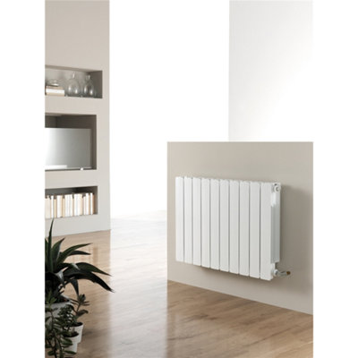 581mm (H) x 640mm (W) - White Horizontal Radiator (Amsterdam) - (0.581m ...