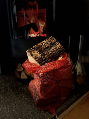 6 Nets of Kiln Dried Hardwood Logs, Maxchips Firewood, Hardwood, Firelighters, Kindling ...