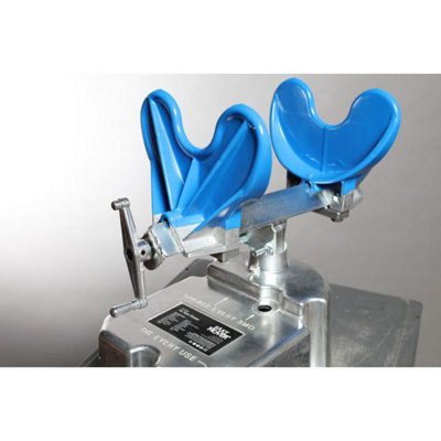Air operated paint shaking unit. Adjustable jaws. Max paint tin ...