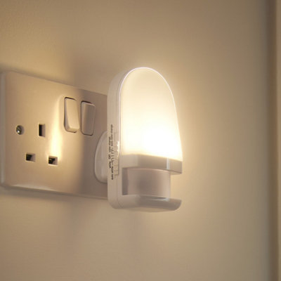 Auraglow Plug In Colour Changing LED Night Light - Daylight sensor