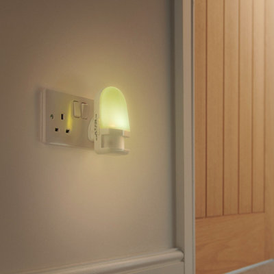 AURAGLOW PLUG IN COLOUR CHANGING LED NIGHT LIGHT - DAYLIGHT SENSOR