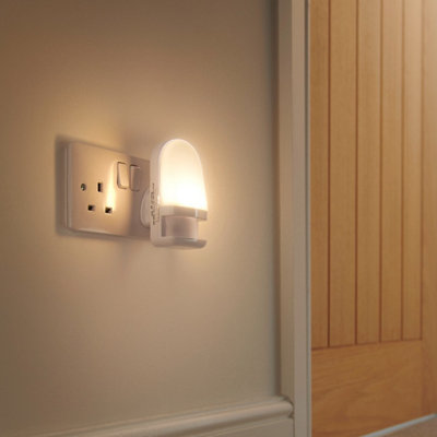 Auraglow Plug In Colour Changing LED Night Light - Daylight sensor