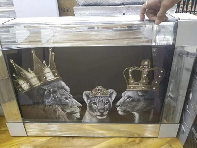 Biznest LION FAMILY KING AND QUEEN WITH CUB CROWNS LIQUID ART WALL 85x45cm