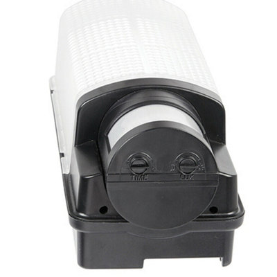 BLACK IP44 Outdoor Wall Bulkhead Light & 10m PIR Motion Sensor 6W ...