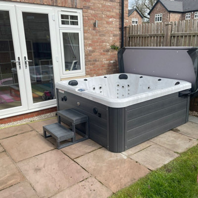 Blue Whale Spa - Beach Haven II - 1 Lounger 5 Seat hot tub