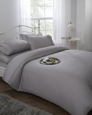 Carlton Collection Duvet Set in Silver