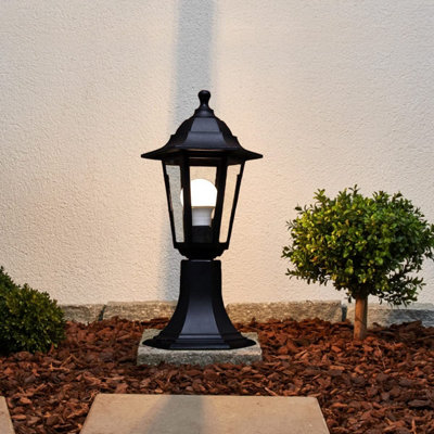 Traditional Pedestal Lights