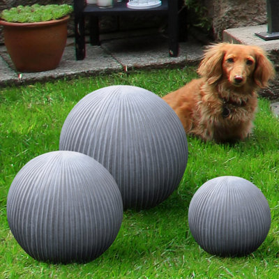 Cluster Set of 3 IDEALIST Vertical Ribbed Light Grey Outdoor Garden ...